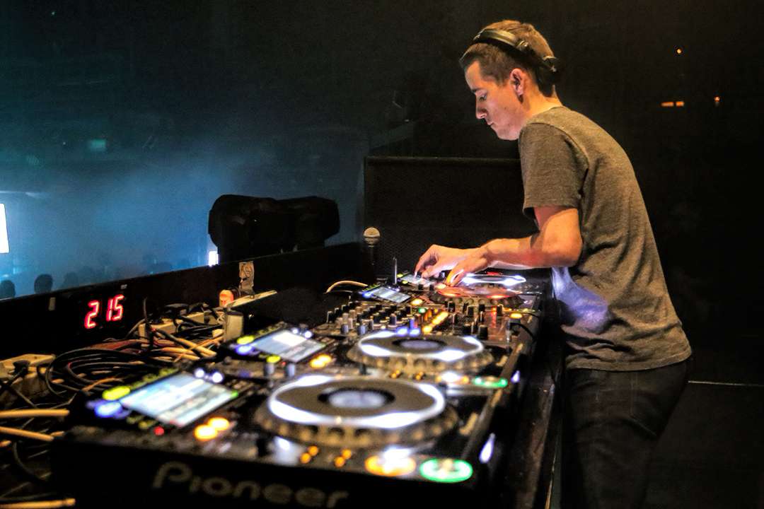 OLIVER SMITH - Friday, 23 Nov 2018 at Colosseum Jakarta